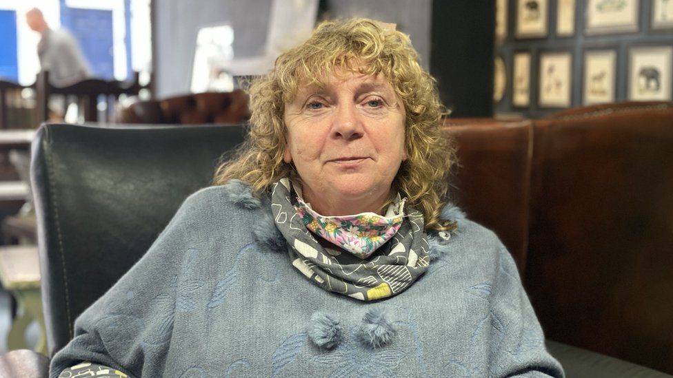 Byw drwy Covid: Yr ofnau a'r gobeithion yn Llanbed - BBC Cymru Fyw