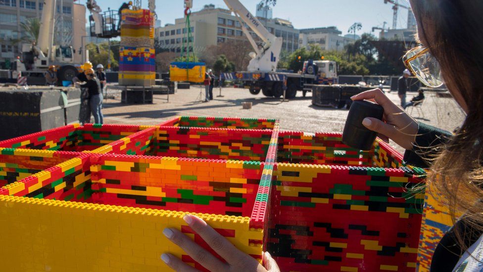 How do you build the world's tallest Lego tower? - BBC Newsround