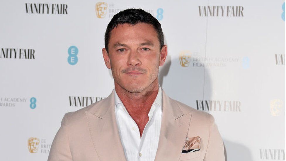 Luke Evans praises Swansea hospital after dad's accident - BBC News