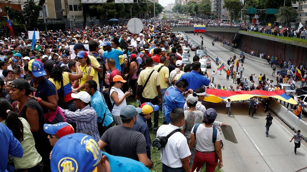 Venezuela crisis: Tear gas fired at anti-Maduro protest - BBC News