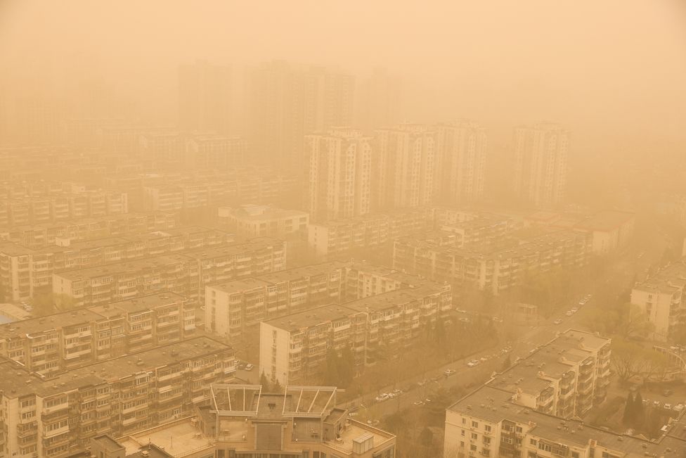 In pictures: Beijing sandstorm turns sky orange - BBC News