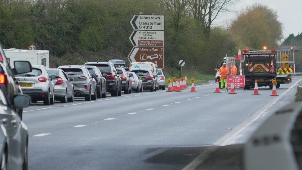 A40 rhwng Caerfyrddin a Sanclêr yn ailagor wedi saith awr ar gau - BBC ...