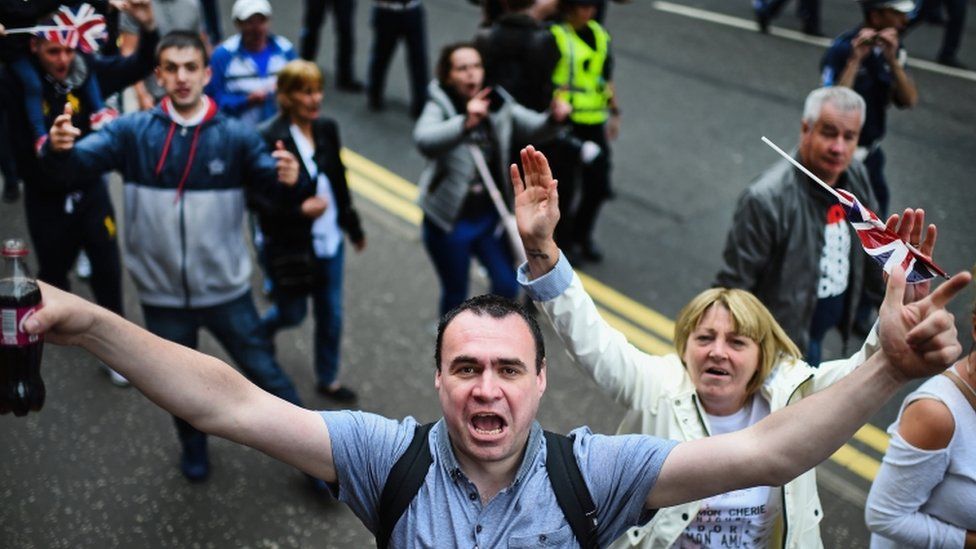 Glasgow considers Orange march ban - BBC News
