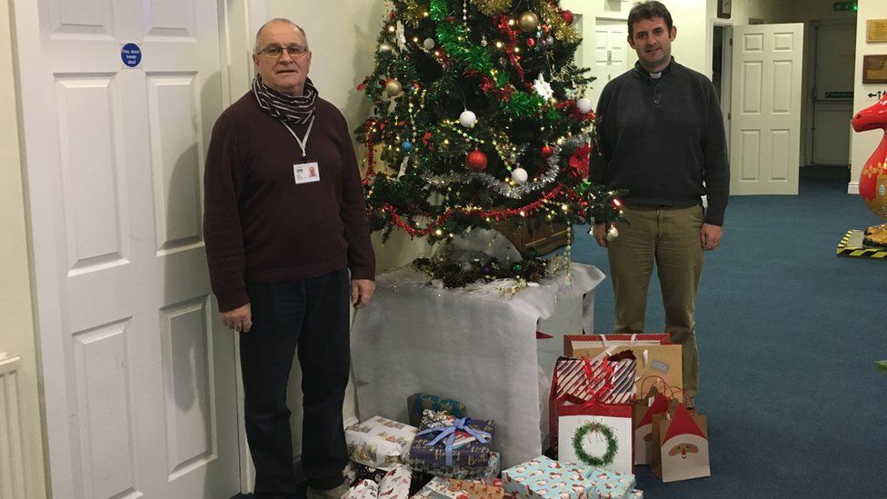 Jennifer and Stephen Chapple's children supported by community - BBC News