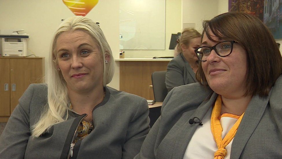 Thomas Cook ex-boss grilled over £500,000 bonus - BBC News