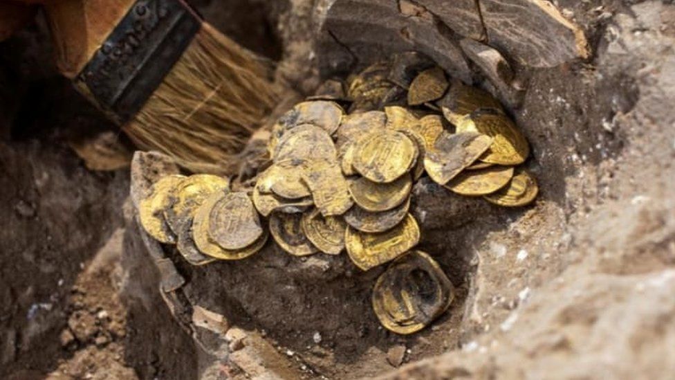 1,000-year-old gold coins found in a trove in Israel - BBC Newsround