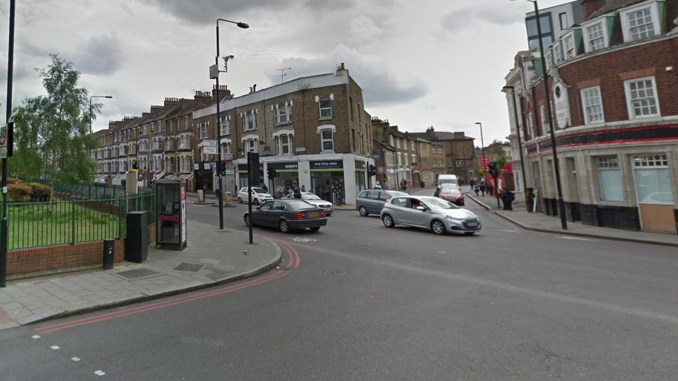 Car hits pedestrians after Brixton 'altercation' - BBC News