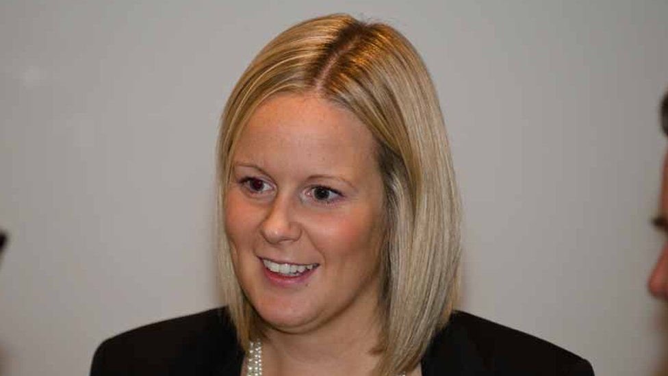 Diogelwch merched: 'Yr ofn o glywed sŵn traed tu ôl i ni' - BBC Cymru Fyw