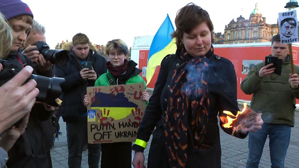 War in Ukraine: Scots protesters stand in solidarity - BBC News