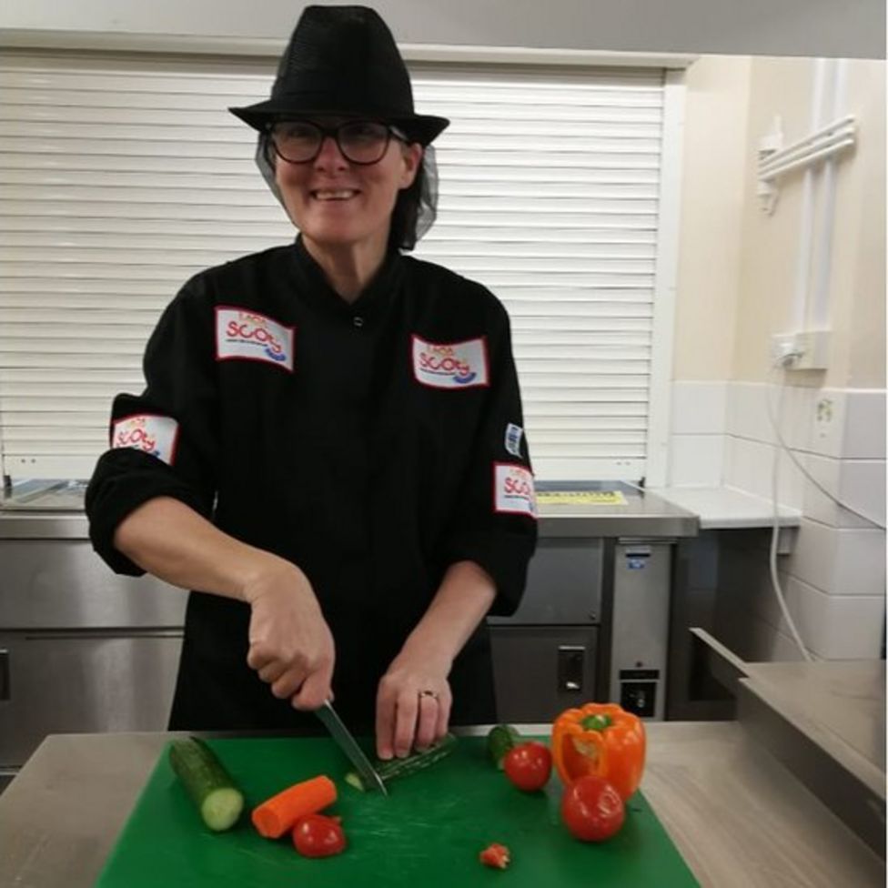 Ysbryd cymunedol Dinbych yn yr argyfwng coronafeirws - BBC Cymru Fyw