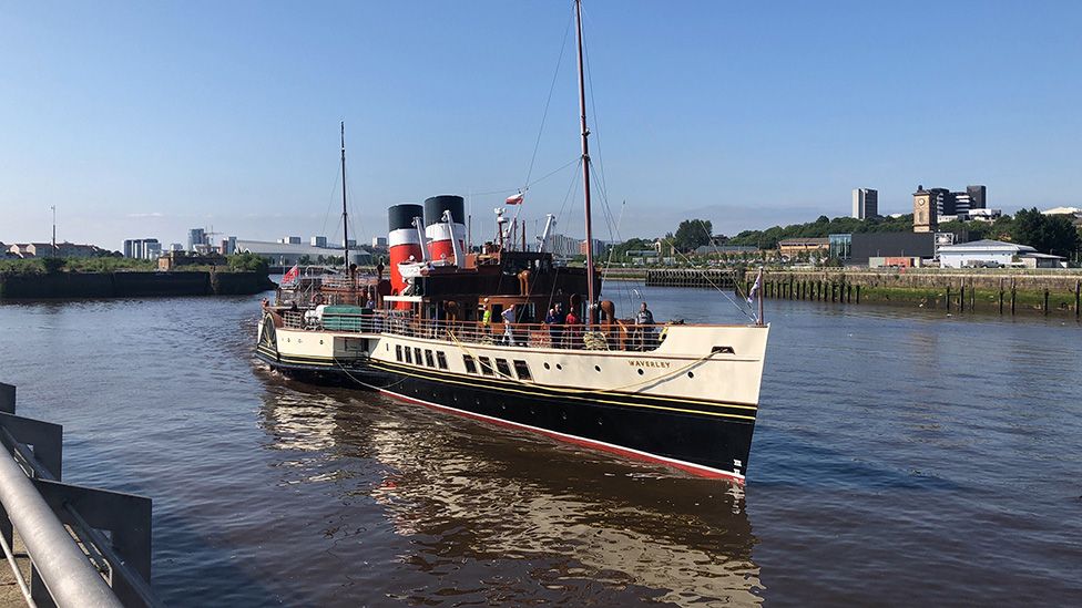 Technical hitch delays Waverley paddle steamer return sailing - BBC News