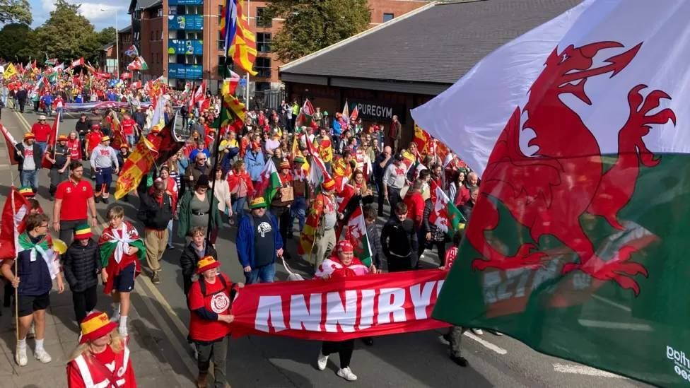 Carmarthen: Thousands join Yes Cymru Welsh independence march - BBC News