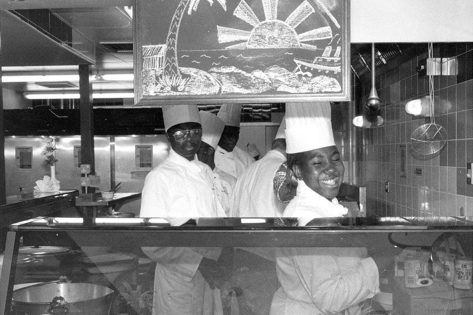 Leeds Leodis archive seeks help over old photos - BBC News