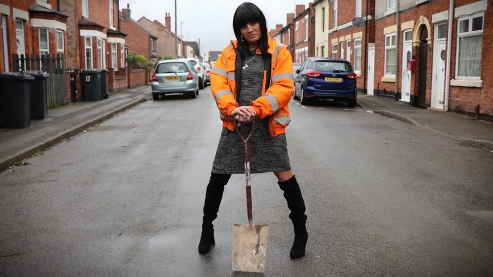 Nottingham council worker's drag story set for the stage - BBC News