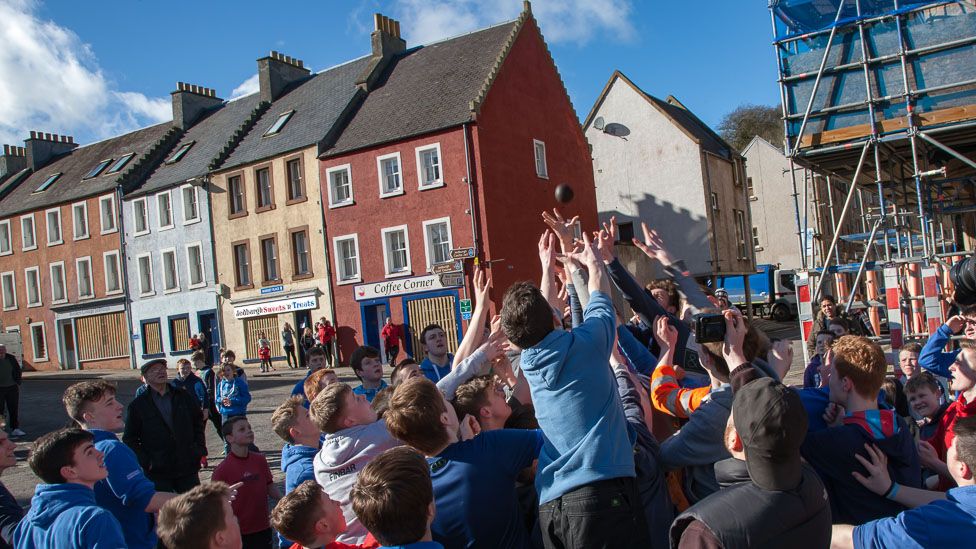 In pictures: Jedburgh ba' game - BBC News