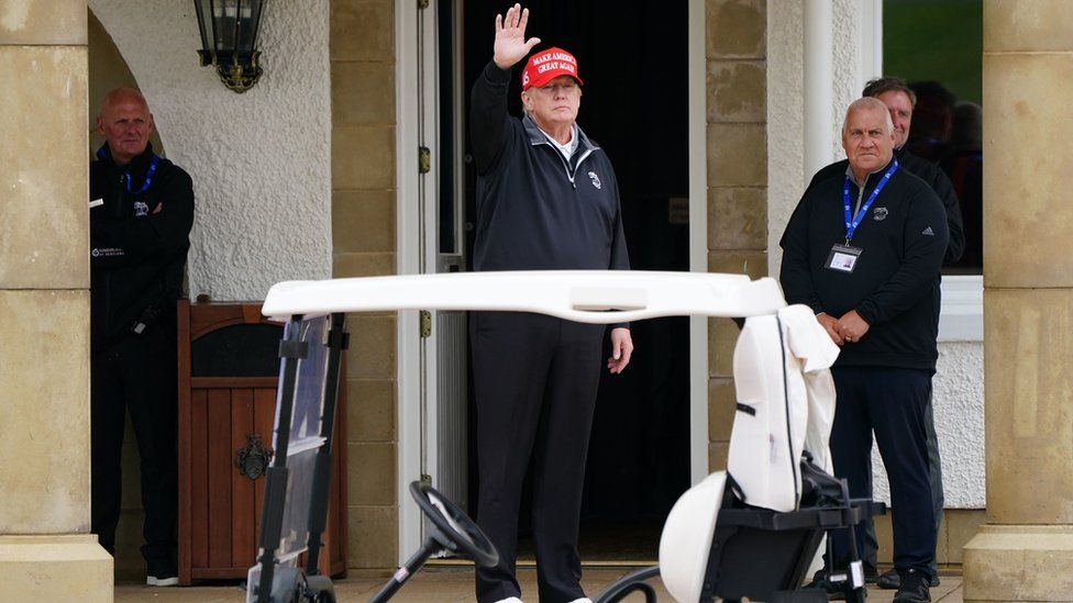 Donald Trump greeted by hat-waving staff at Turnberry golf resort - BBC ...