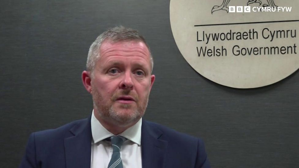 Bil Addysg Gymraeg: 'Cyfle i bob disgybl siarad yn hyderus' - BBC Cymru Fyw