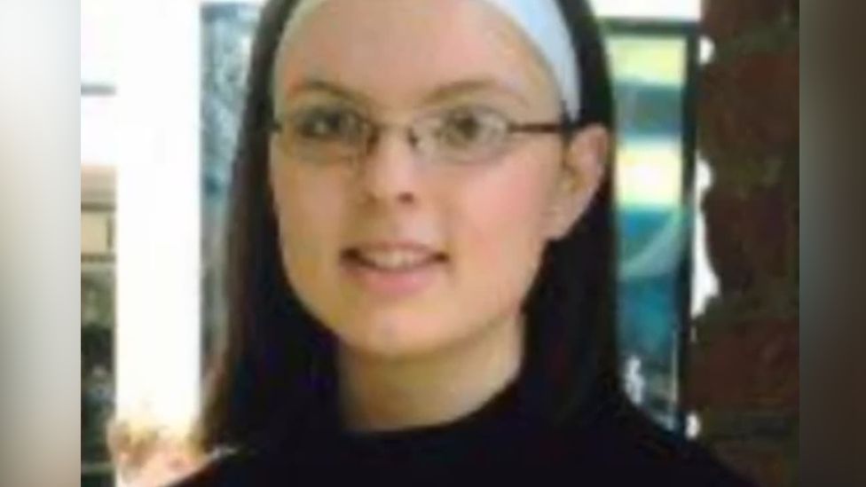 Coronavirus: Tributes paid to Becca Evans after virus death - BBC News