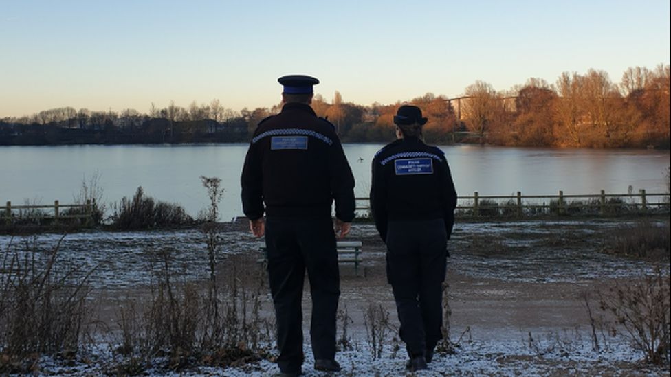 Children seen playing on ice after Solihull lake deaths - BBC News