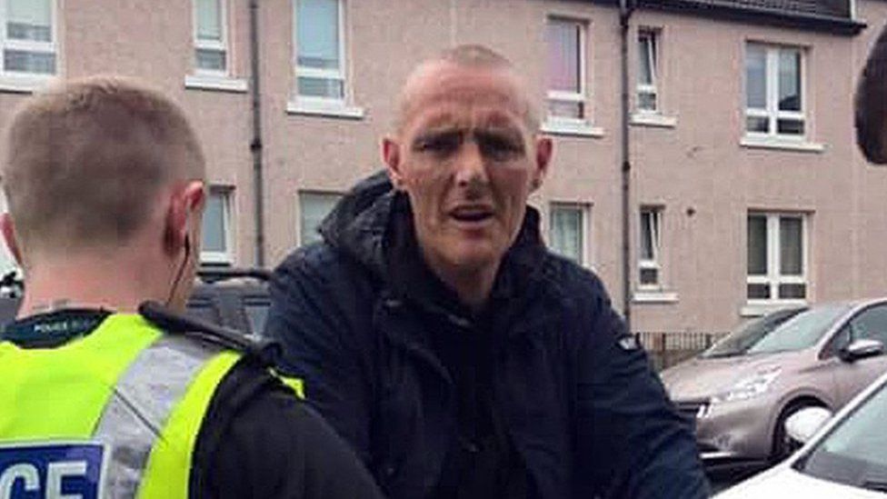 Would-be thief gets locked in van - BBC News