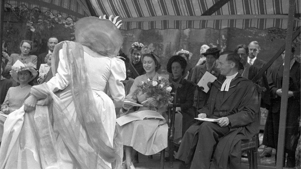 Queen Elizabeth II's history with Oxfordshire - BBC News