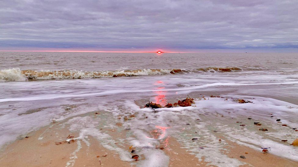 Winter solstice: Photographers capture sunrise over the North Sea - BBC ...