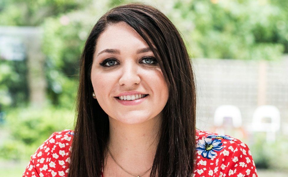 Bereaved blogger Rochelle Bugg shares story to help young carers - BBC News