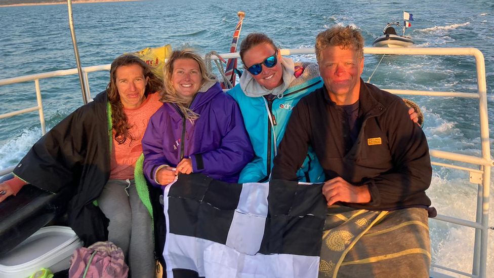 Bude swimmers complete 16-hour Channel relay swim - BBC News