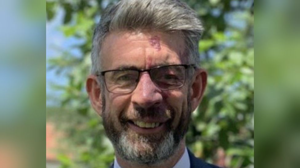 Richard Morris: Missing diplomat search in Hampshire scaled back - BBC News