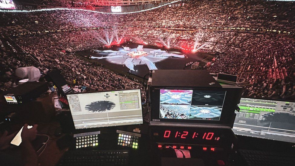 Y Cymro wrth y llyw yn seremoni gloi Cwpan y Byd - BBC Cymru Fyw