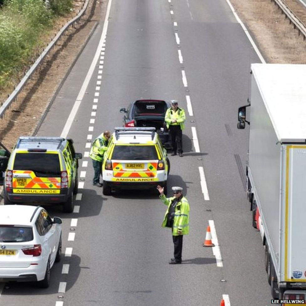 'Migrants' found in French lorry on A1 in Cambridgeshire - BBC News