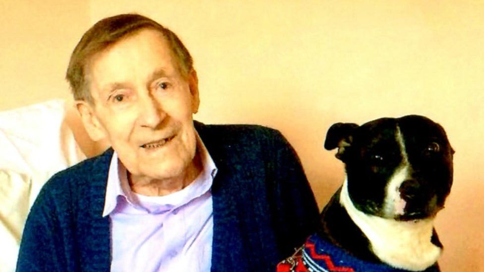 WWII veteran Robert Neale funeral held in Alford - BBC News