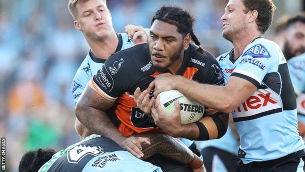 Warrington Wolves: Thomas Mikaele signs, with Gil Dudson & Sam Kasiano ...