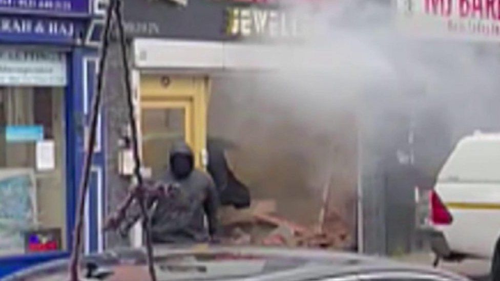 Birmingham: Five men guilty of £300k jewellery shop heist - BBC News