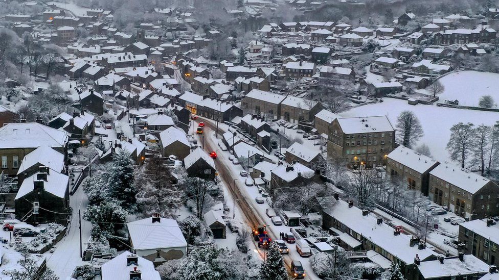 In pictures: Heavy snow arrives in Yorkshire - BBC News