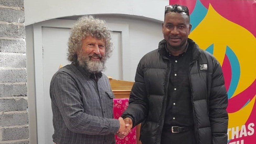 Joseff Gnagbo: 'Pwysig bod y Gymraeg ar gael i bawb' - BBC Cymru Fyw