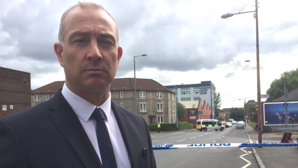 Robbery spree knifeman sought for murder in Glasgow - BBC News