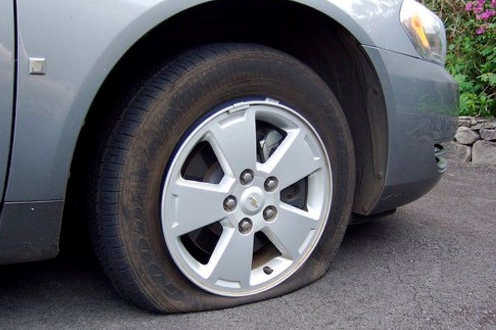 Aylesbury vandalism: 20 vehicles' tyres slashed overnight - BBC News