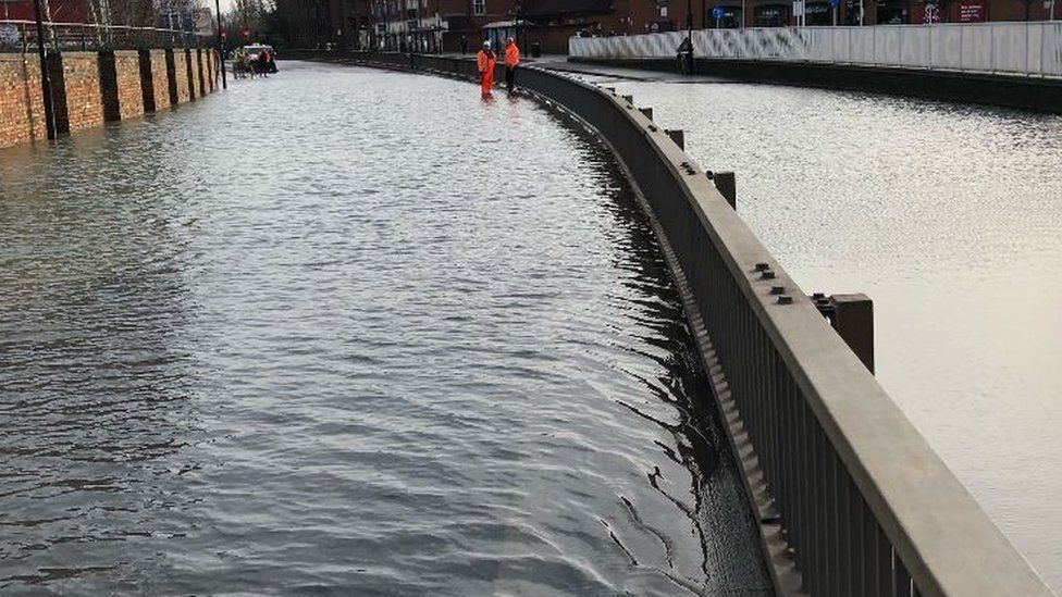 Peterborough flooding closes Bourges Boulevard 'until next week' - BBC News