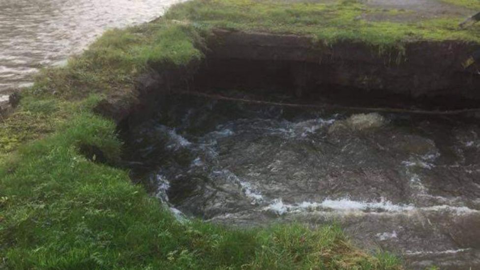 East and West Cowick flooding: Canal breach plugged and repaired - BBC News