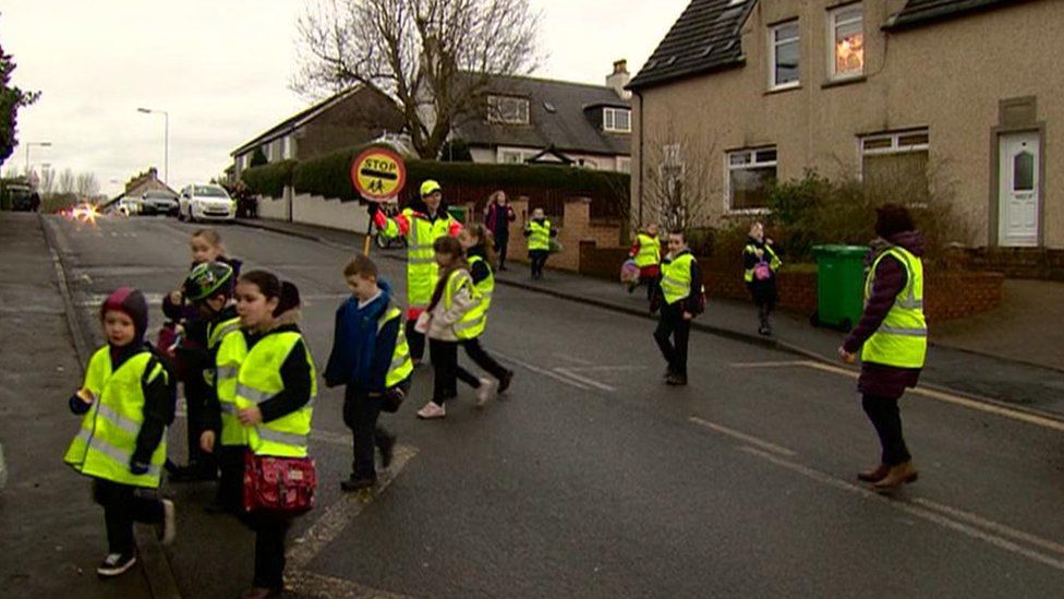 School walking bus tackles lateness and absenteeism - BBC News