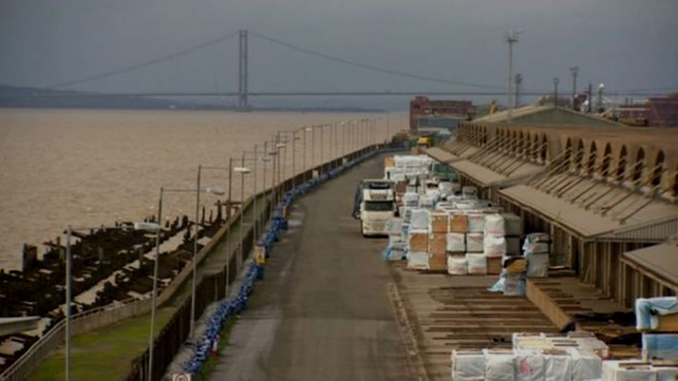 £6.6m flood wall at Hull's Albert Dock completed - BBC News
