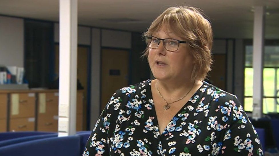 Parodrwydd y cyhoedd wedi atal coronafeirws rhag lledu - BBC Cymru Fyw