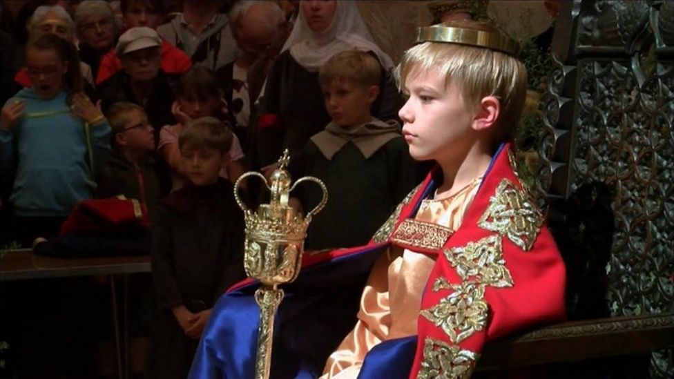 Schoolboy, 11, crowned King of England at Gloucester Cathedral - BBC News