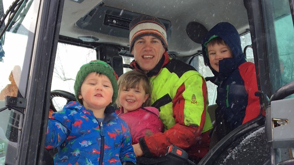 Storm Emma: Everyday heroes in and out of uniform - BBC News