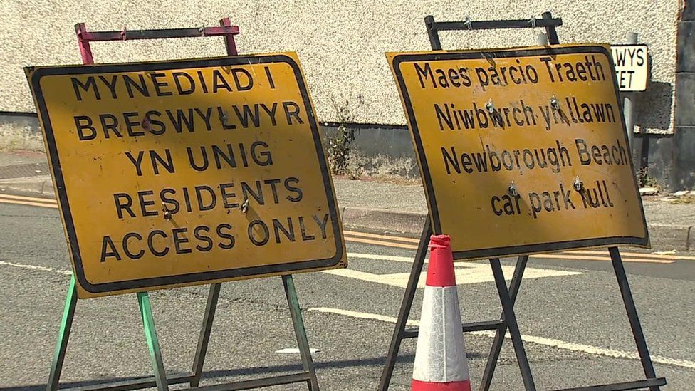 Traffig 'ofnadwy' Niwbwrch yn 'cael effaith mawr' - BBC Cymru Fyw