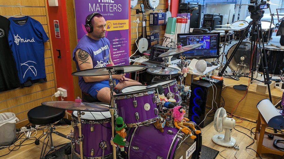 Lisburn man sets drumming world record in memory of partner - BBC News