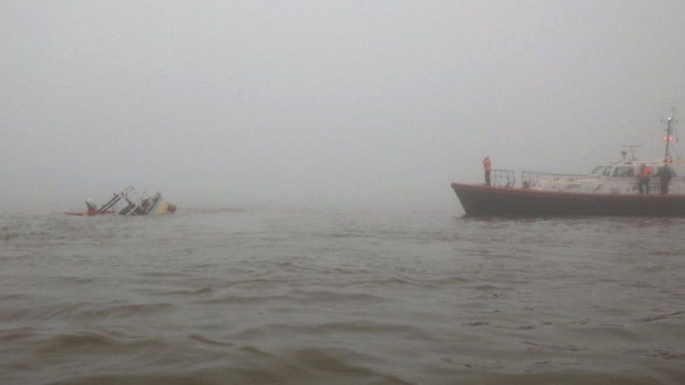 Humber estuary boat sinking: Two people rescued - BBC News