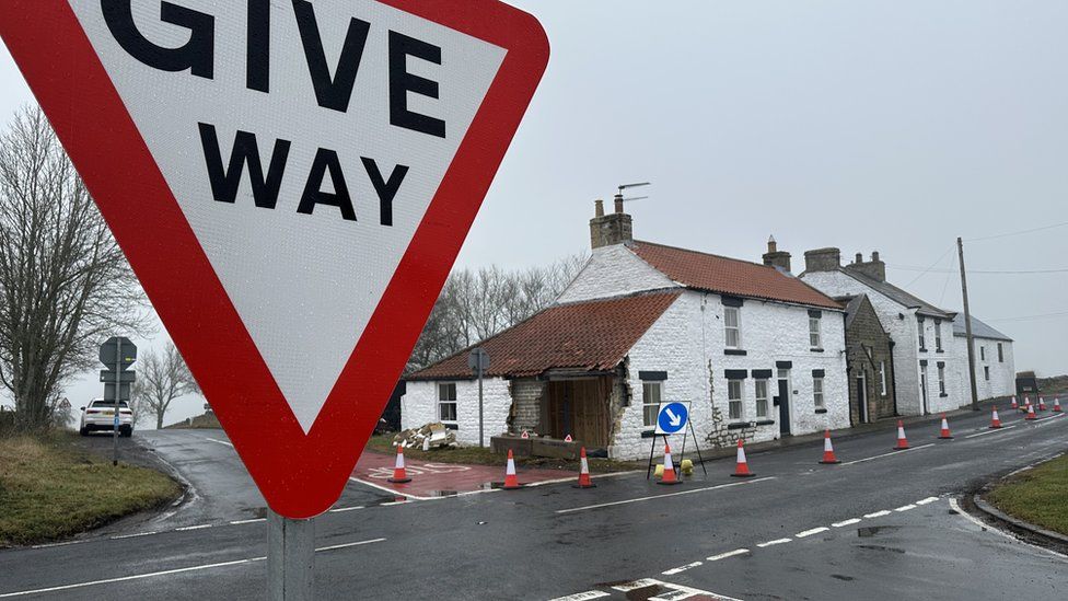 'Near-misses' captured on CCTV at Kinninvie crossroad - BBC News