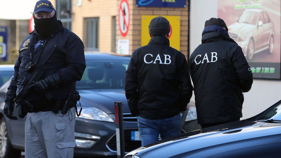 Dublin: Gardaí target criminal gangs in raids - BBC News